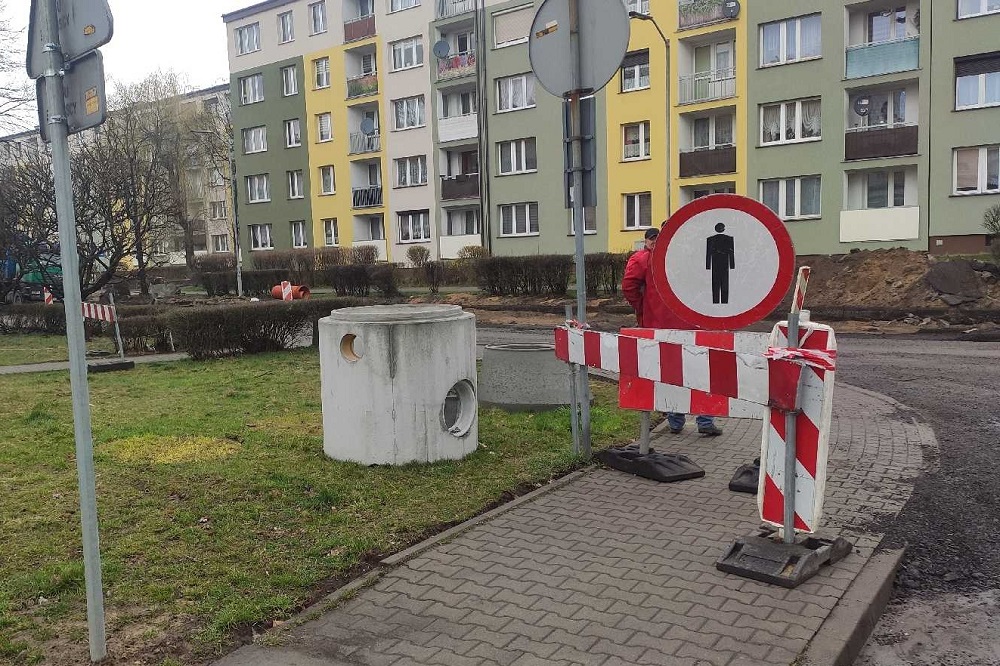 Przebudowa kanalizacji deszczowej w Halembie: utrudnienia dla pieszych i kierowców