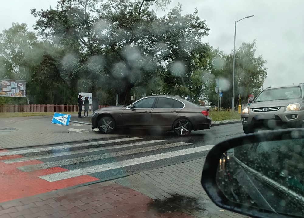 Zdarzenie drogowe na ulicy Odrodzenia w Wirku: samochód uderzył w znak drogowy